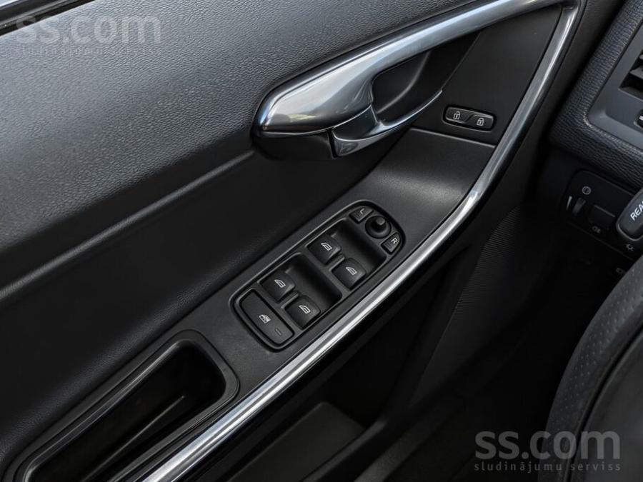 Black Volvo XC60 2011 in Tukums, with an engine capacity of 2.00 L and mileage of 314 thousand km for 7490 €, photo 12 on AUTOMOTO.COM.LV