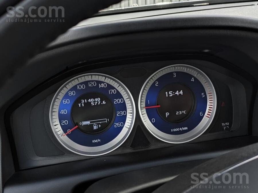 Black Volvo XC60 2011 in Tukums, with an engine capacity of 2.00 L and mileage of 314 thousand km for 7490 €, photo 14 on AUTOMOTO.COM.LV