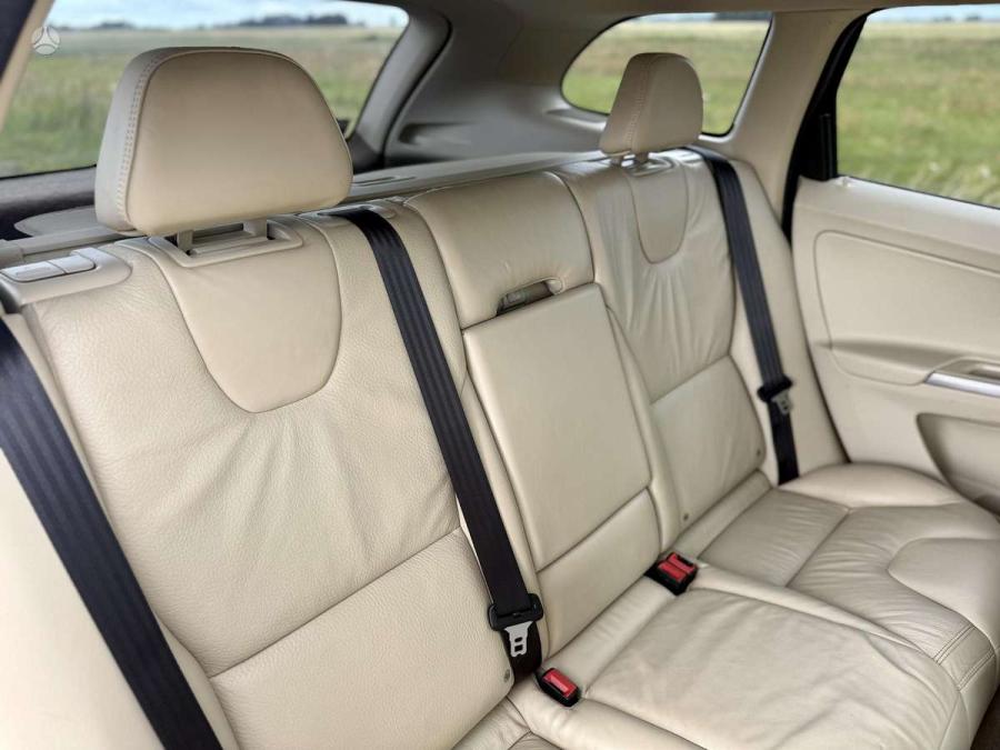 Melns Volvo XC60 2011 Šauļi, ar dzinēja tilpumu 1.98 L un nobraukumu 305 tūkst. km par 8000 €, foto 23 vietnē AUTOMOTO.COM.LV