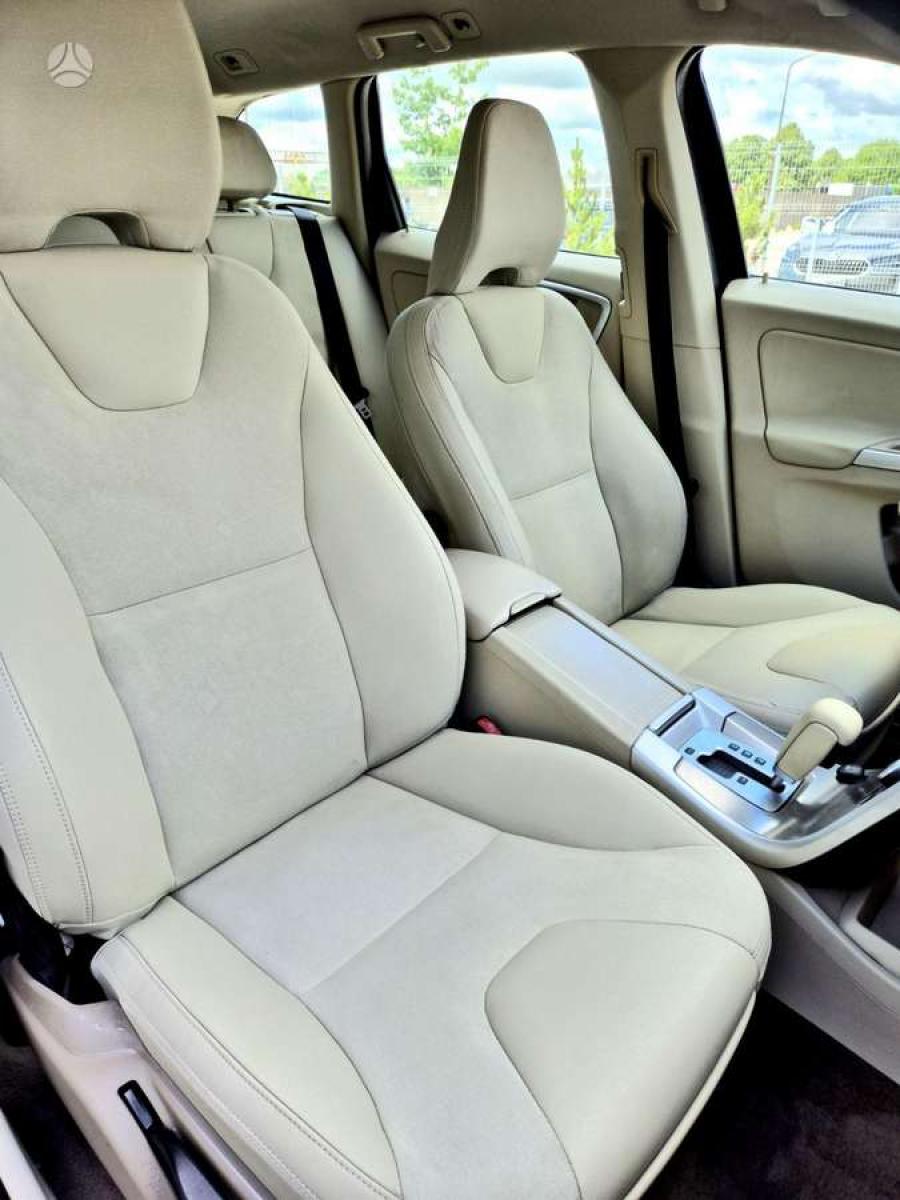 Black Volvo XC60 2011 in Siauliai, with an engine capacity of 3.20 L and mileage of 195 thousand km for 6500 €, photo 10 on AUTOMOTO.COM.LV