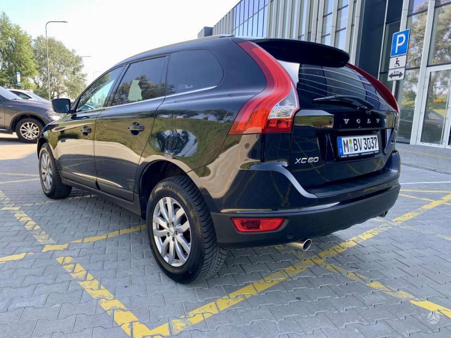 Melns Volvo XC60 2011 Viļņa, ar dzinēja tilpumu 2.40 L un nobraukumu 260 tūkst. km par 8500 €, foto 4 vietnē AUTOMOTO.COM.LV