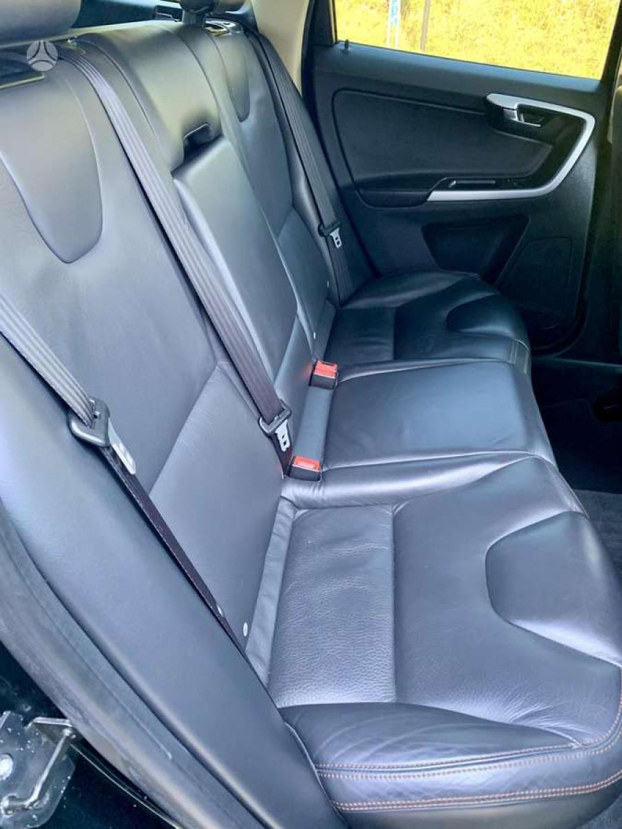 Melns Volvo XC60 2011 Viļņa, ar dzinēja tilpumu 2.40 L un nobraukumu 260 tūkst. km par 8500 €, foto 13 vietnē AUTOMOTO.COM.LV