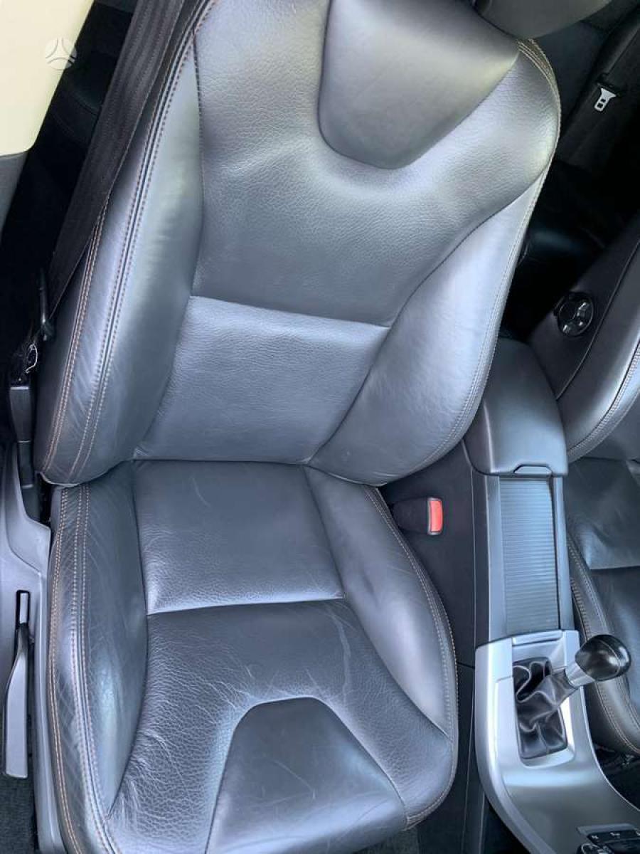 Melns Volvo XC60 2011 Viļņa, ar dzinēja tilpumu 2.40 L un nobraukumu 260 tūkst. km par 8500 €, foto 14 vietnē AUTOMOTO.COM.LV