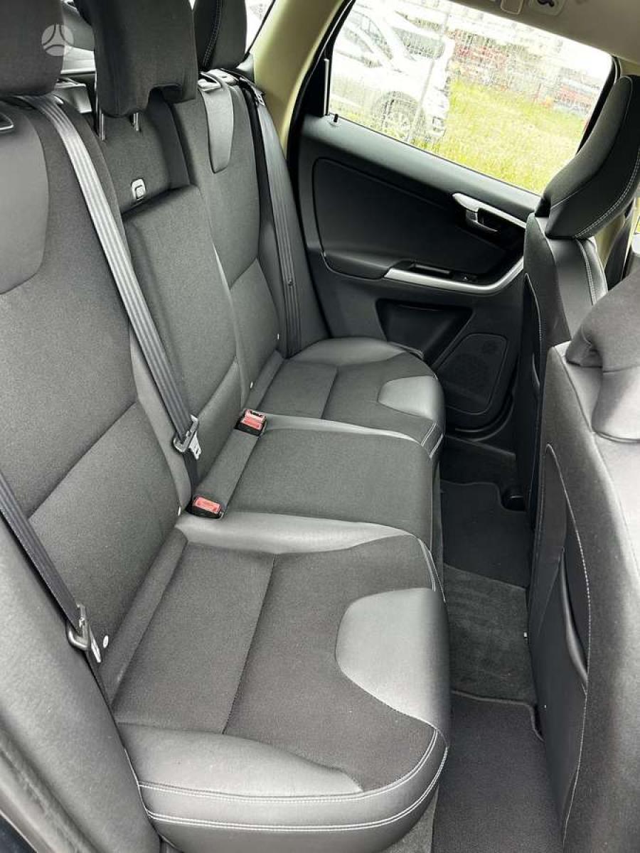 Melns Volvo XC60 2011 Panevēža, ar dzinēja tilpumu 2.40 L un nobraukumu 245 tūkst. km par 6900 €, foto 11 vietnē AUTOMOTO.COM.LV