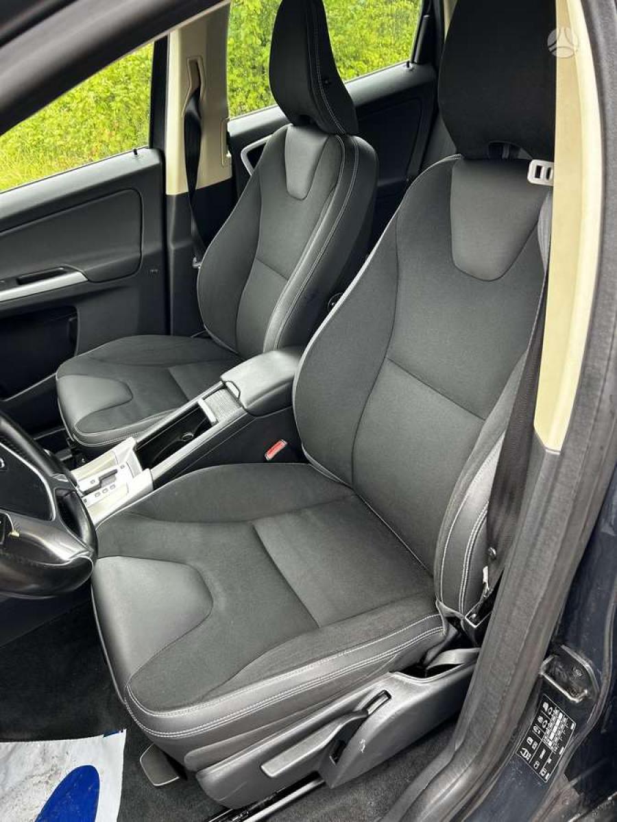 Melns Volvo XC60 2011 Panevēža, ar dzinēja tilpumu 2.40 L un nobraukumu 245 tūkst. km par 6900 €, foto 15 vietnē AUTOMOTO.COM.LV