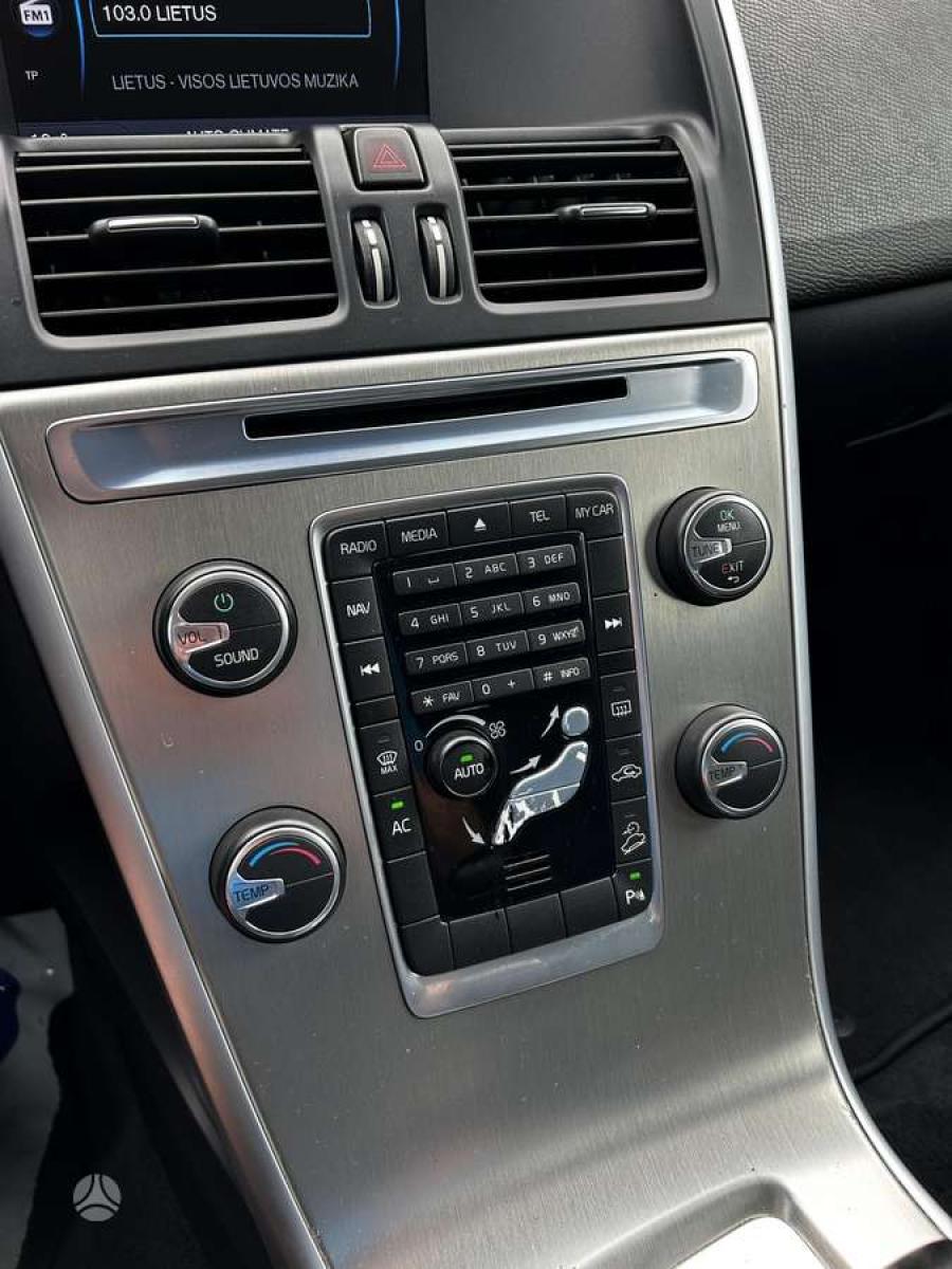 Melns Volvo XC60 2011 Panevēža, ar dzinēja tilpumu 2.40 L un nobraukumu 245 tūkst. km par 6900 €, foto 18 vietnē AUTOMOTO.COM.LV