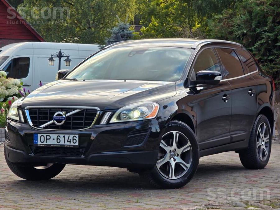 Black Volvo XC60 2011 in Riga, with an engine capacity of 2.40 L and mileage of 385 thousand km for 8950 €, photo 1 on AUTOMOTO.COM.LV