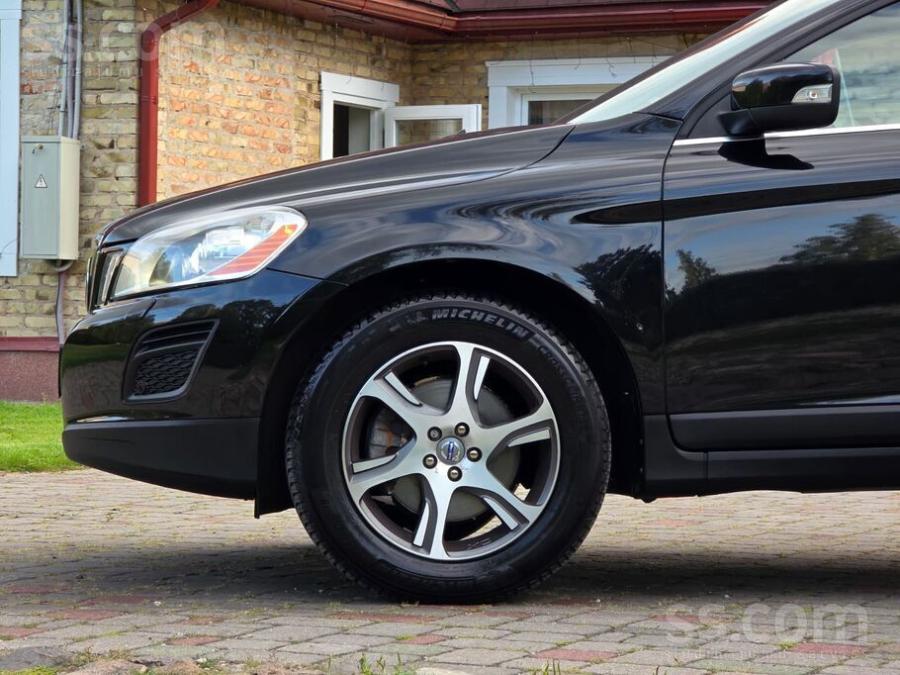 Black Volvo XC60 2011 in Riga, with an engine capacity of 2.40 L and mileage of 385 thousand km for 8950 €, photo 10 on AUTOMOTO.COM.LV