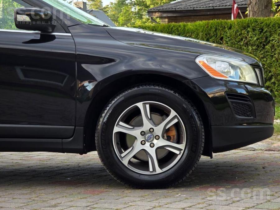 Black Volvo XC60 2011 in Riga, with an engine capacity of 2.40 L and mileage of 385 thousand km for 8950 €, photo 13 on AUTOMOTO.COM.LV