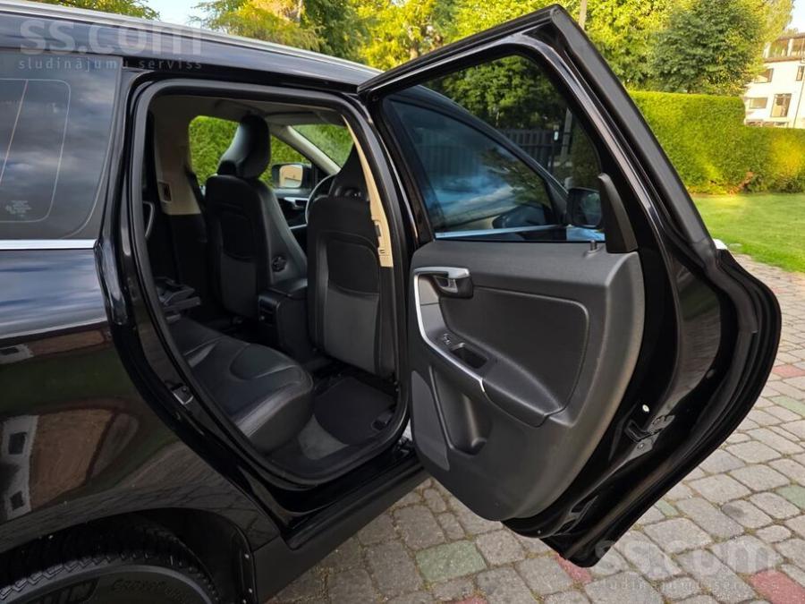 Black Volvo XC60 2011 in Riga, with an engine capacity of 2.40 L and mileage of 385 thousand km for 8950 €, photo 16 on AUTOMOTO.COM.LV