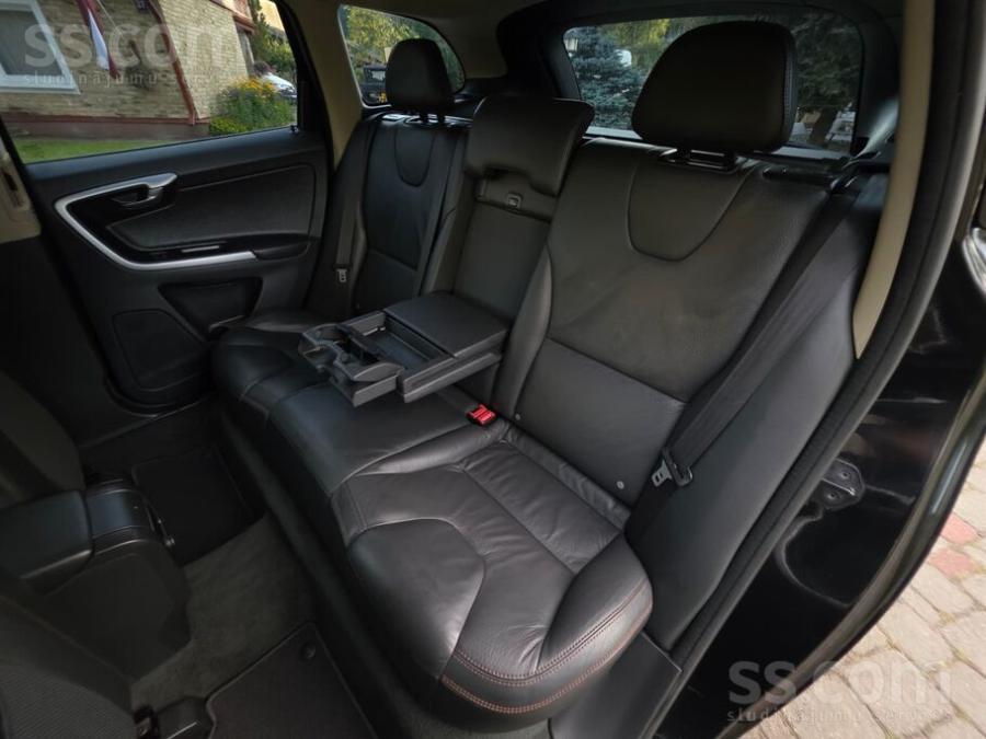 Black Volvo XC60 2011 in Riga, with an engine capacity of 2.40 L and mileage of 385 thousand km for 8950 €, photo 18 on AUTOMOTO.COM.LV