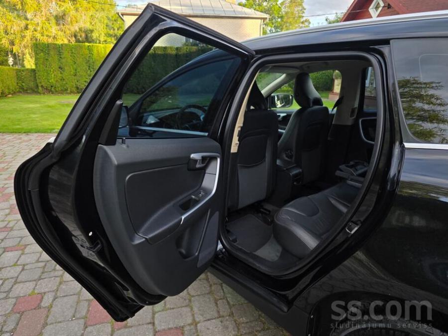 Black Volvo XC60 2011 in Riga, with an engine capacity of 2.40 L and mileage of 385 thousand km for 8950 €, photo 19 on AUTOMOTO.COM.LV