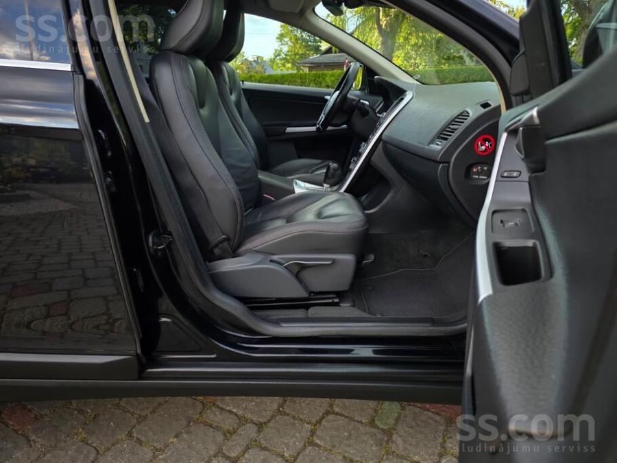 Black Volvo XC60 2011 in Riga, with an engine capacity of 2.40 L and mileage of 385 thousand km for 8950 €, photo 21 on AUTOMOTO.COM.LV