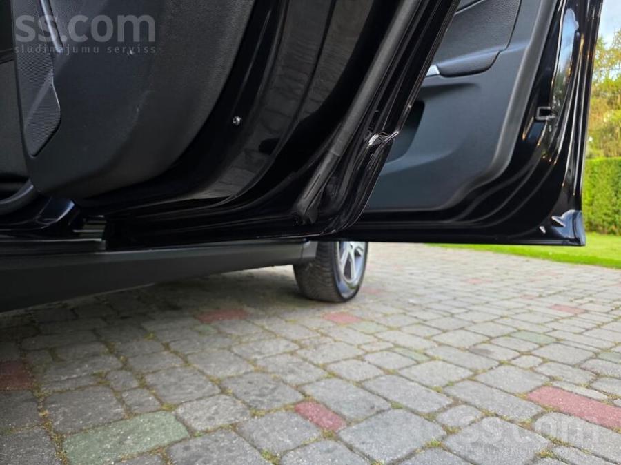 Black Volvo XC60 2011 in Riga, with an engine capacity of 2.40 L and mileage of 385 thousand km for 8950 €, photo 32 on AUTOMOTO.COM.LV