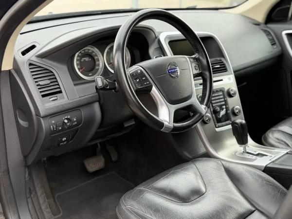 Black Volvo XC60 2011 in Riga, with an engine capacity of 2.40 L and mileage of 308 thousand km for 8500 €, photo 6 on AUTOMOTO.COM.LV