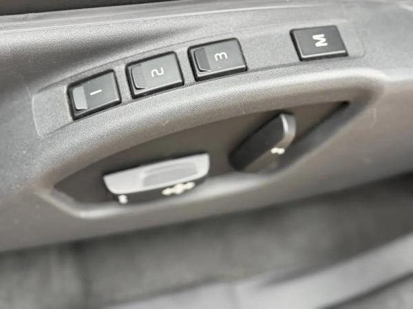 Black Volvo XC60 2011 in Riga, with an engine capacity of 2.40 L and mileage of 308 thousand km for 8500 €, photo 7 on AUTOMOTO.COM.LV
