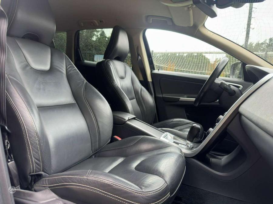 Black Volvo XC60 2011 in Vilnius, with an engine capacity of 1.98 L and mileage of 289 thousand km for 9499 €, photo 26 on AUTOMOTO.COM.LV