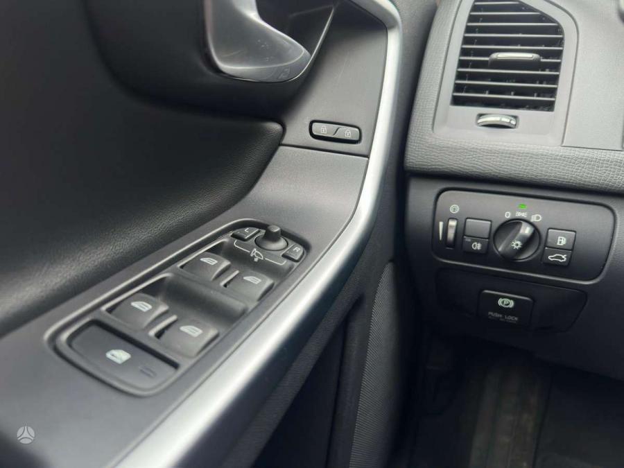 Black Volvo XC60 2011 in Vilnius, with an engine capacity of 1.98 L and mileage of 289 thousand km for 9499 €, photo 30 on AUTOMOTO.COM.LV