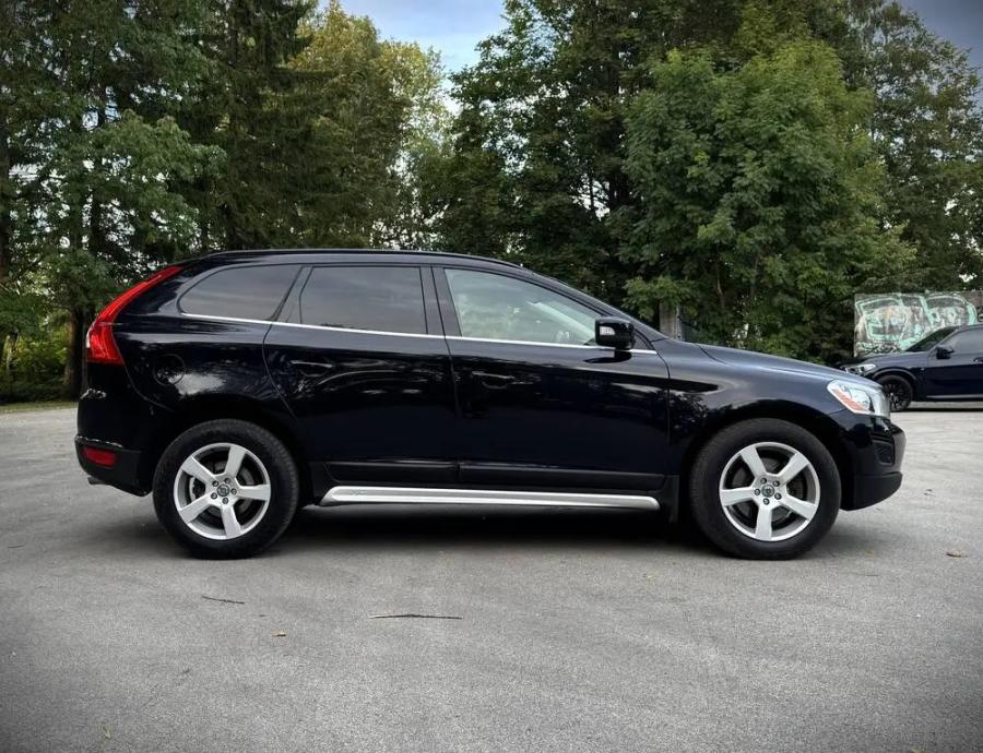 Black Volvo XC60 2011 in Jurmala, with an engine capacity of 2.40 L and mileage of 261 thousand km for 9995 €, photo 7 on AUTOMOTO.COM.LV