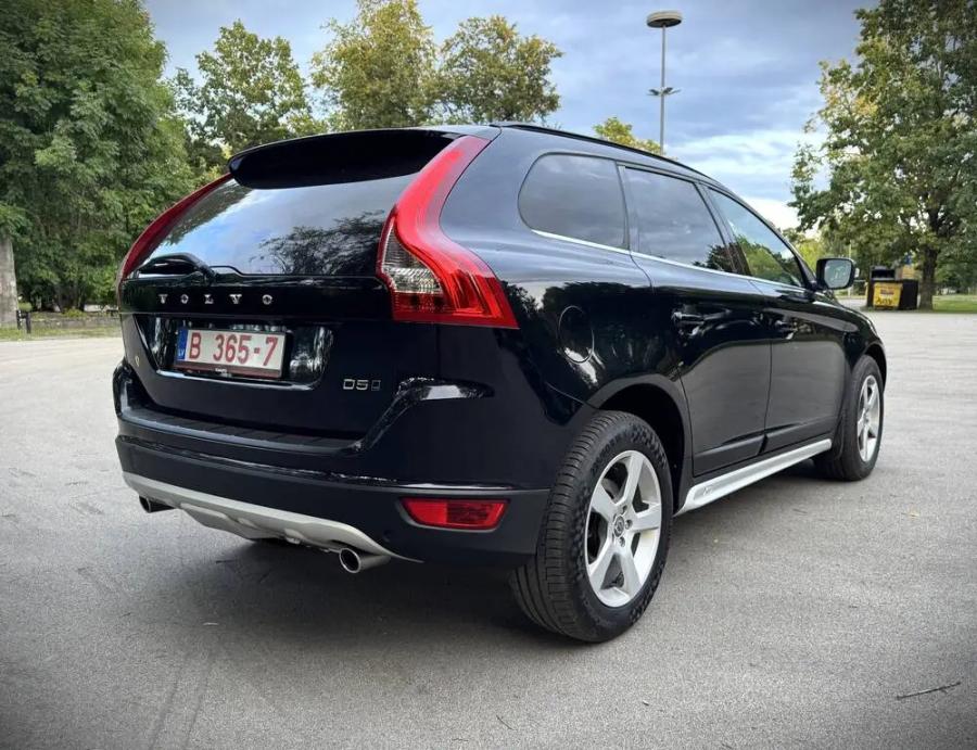 Black Volvo XC60 2011 in Jurmala, with an engine capacity of 2.40 L and mileage of 261 thousand km for 9995 €, photo 8 on AUTOMOTO.COM.LV