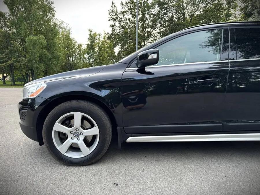 Black Volvo XC60 2011 in Jurmala, with an engine capacity of 2.40 L and mileage of 261 thousand km for 9995 €, photo 11 on AUTOMOTO.COM.LV