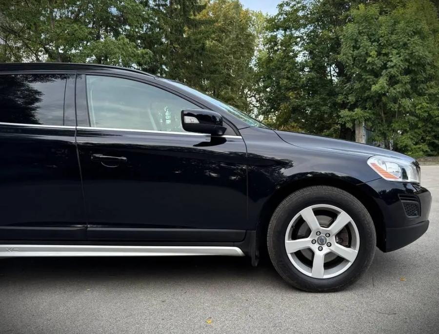 Black Volvo XC60 2011 in Jurmala, with an engine capacity of 2.40 L and mileage of 261 thousand km for 9995 €, photo 12 on AUTOMOTO.COM.LV