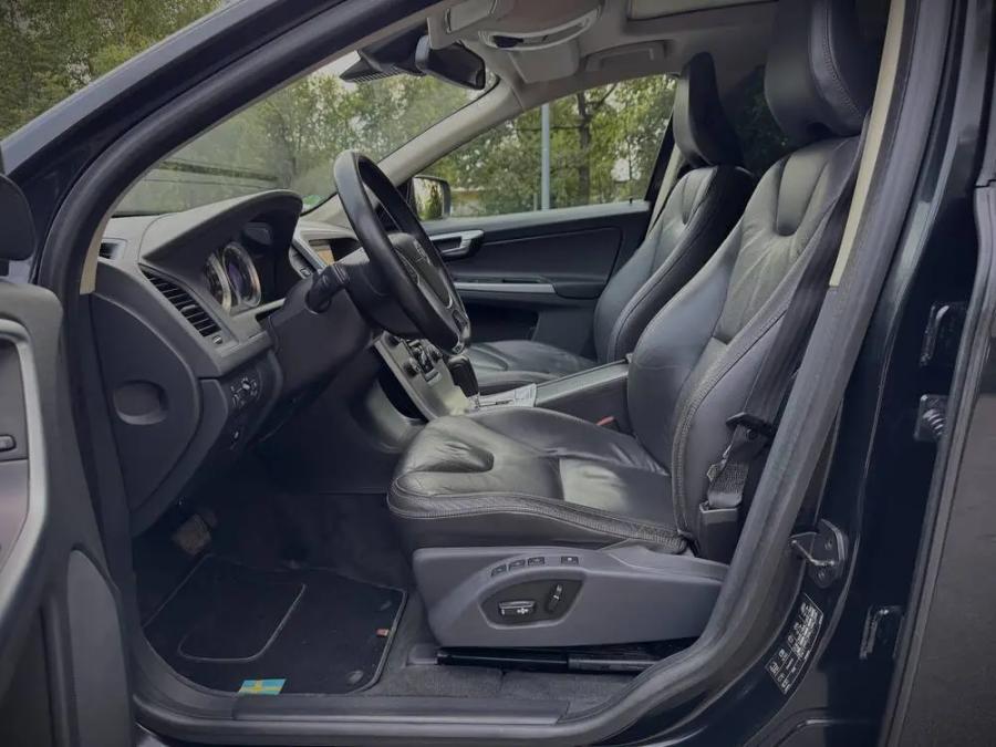 Black Volvo XC60 2011 in Jurmala, with an engine capacity of 2.40 L and mileage of 261 thousand km for 9995 €, photo 17 on AUTOMOTO.COM.LV