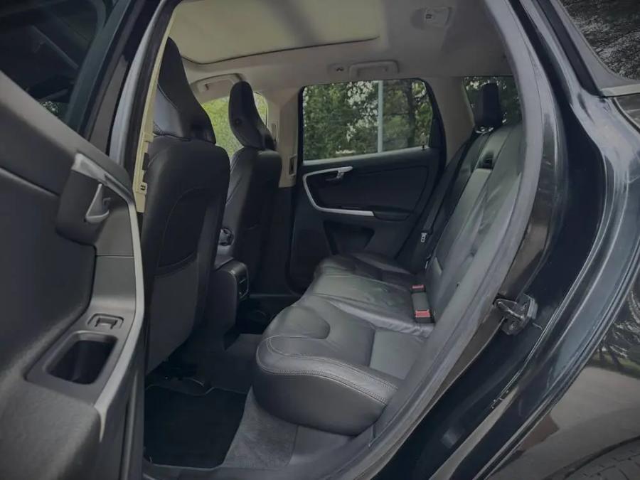 Black Volvo XC60 2011 in Jurmala, with an engine capacity of 2.40 L and mileage of 261 thousand km for 9995 €, photo 18 on AUTOMOTO.COM.LV