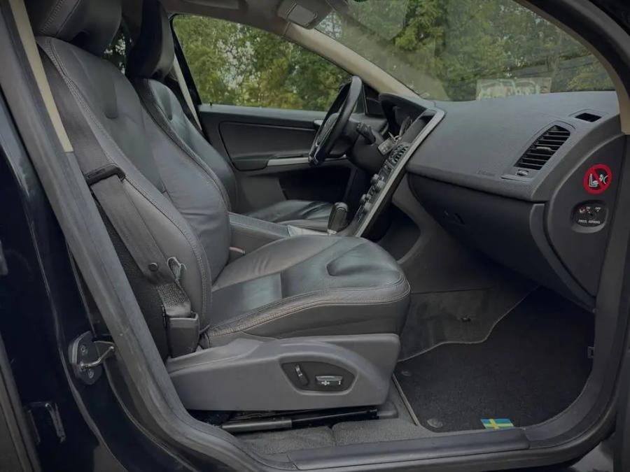 Black Volvo XC60 2011 in Jurmala, with an engine capacity of 2.40 L and mileage of 261 thousand km for 9995 €, photo 19 on AUTOMOTO.COM.LV