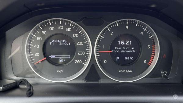 Melns Volvo XC60 2011 Marijampole, ar dzinēja tilpumu 2.40 L un nobraukumu 284 tūkst. km par 8990 €, foto 3 vietnē AUTOMOTO.COM.LV