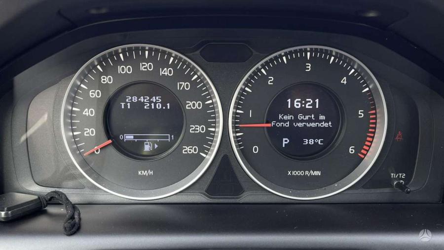 Black Volvo XC60 2011 in Marijampole, with an engine capacity of 2.40 L and mileage of 284 thousand km for 8990 €, photo 4 on AUTOMOTO.COM.LV