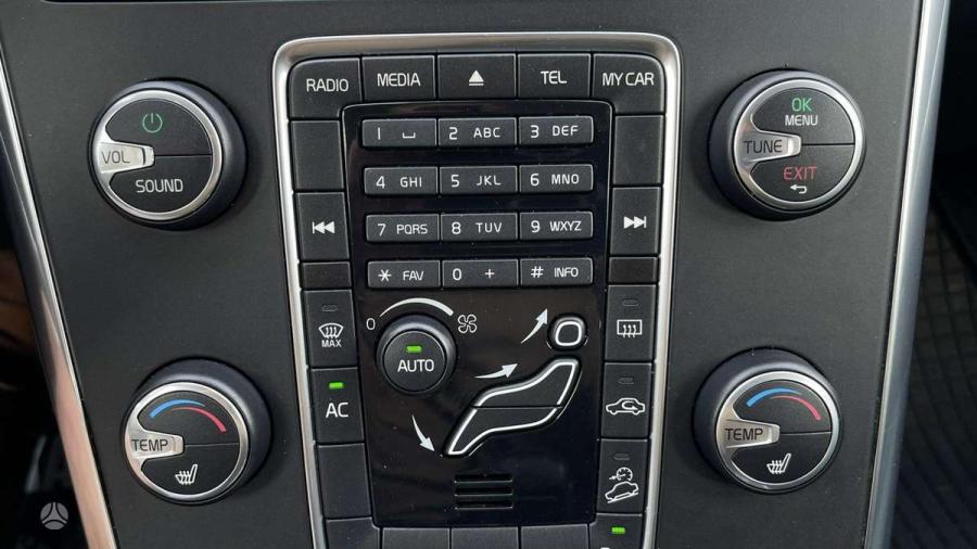 Black Volvo XC60 2011 in Marijampole, with an engine capacity of 2.40 L and mileage of 284 thousand km for 8990 €, photo 5 on AUTOMOTO.COM.LV