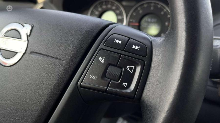 Black Volvo XC60 2011 in Marijampole, with an engine capacity of 2.40 L and mileage of 284 thousand km for 8990 €, photo 25 on AUTOMOTO.COM.LV