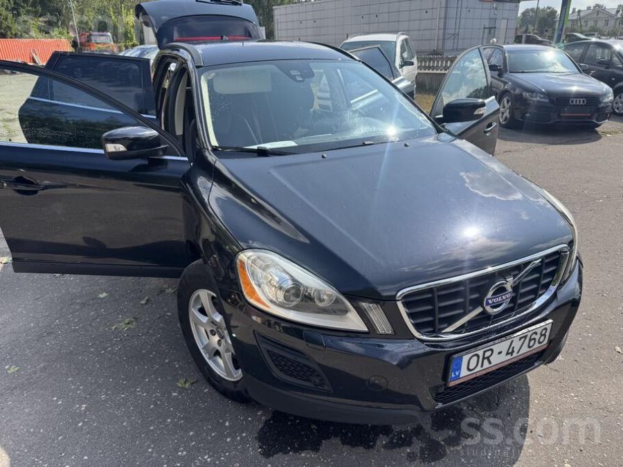 Black Volvo XC60 2011 in Riga, with an engine capacity of 2.00 L and mileage of 207 thousand km for 8750 €, photo 3 on AUTOMOTO.COM.LV