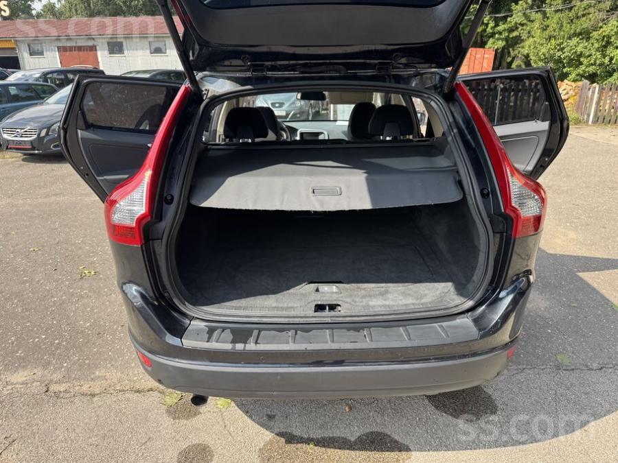 Black Volvo XC60 2011 in Riga, with an engine capacity of 2.00 L and mileage of 207 thousand km for 8750 €, photo 5 on AUTOMOTO.COM.LV
