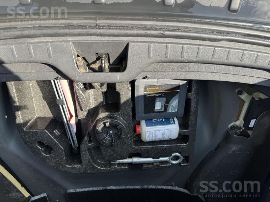 Black Volvo XC60 2011 in Riga, with an engine capacity of 2.00 L and mileage of 207 thousand km for 8750 €, photo 15 on AUTOMOTO.COM.LV