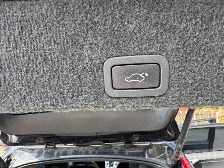 Black Volvo XC60 2011 in Riga, with an engine capacity of 2.00 L and mileage of 207 thousand km for 8750 €, photo 18 on AUTOMOTO.COM.LV