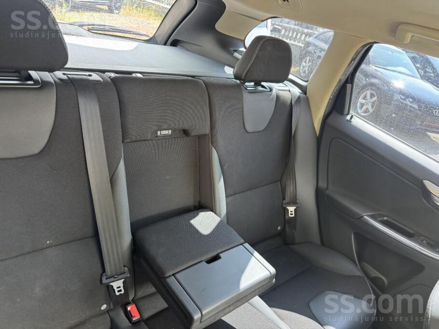 Black Volvo XC60 2011 in Riga, with an engine capacity of 2.00 L and mileage of 207 thousand km for 8750 €, photo 26 on AUTOMOTO.COM.LV