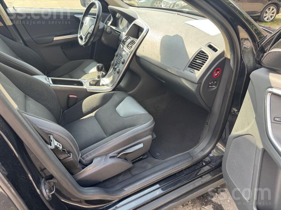 Black Volvo XC60 2011 in Riga, with an engine capacity of 2.00 L and mileage of 207 thousand km for 8750 €, photo 27 on AUTOMOTO.COM.LV