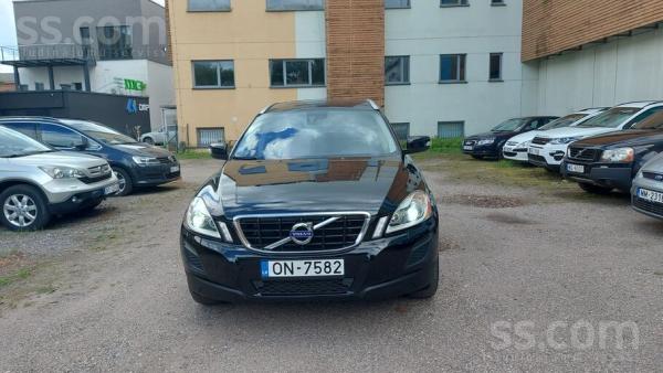 Black Volvo XC60 2011 in Daugavpils, with an engine capacity of 2.40 L and mileage of 0 thousand km for 8650 €, photo 3 on AUTOMOTO.COM.LV