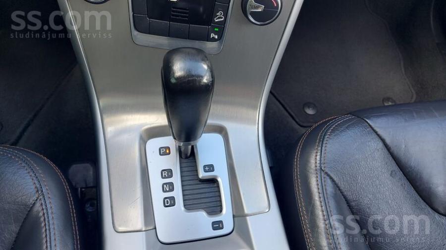 Melns Volvo XC60 2011 Daugavpils, ar dzinēja tilpumu 2.40 L un nobraukumu 0 tūkst. km par 8650 €, foto 20 vietnē AUTOMOTO.COM.LV