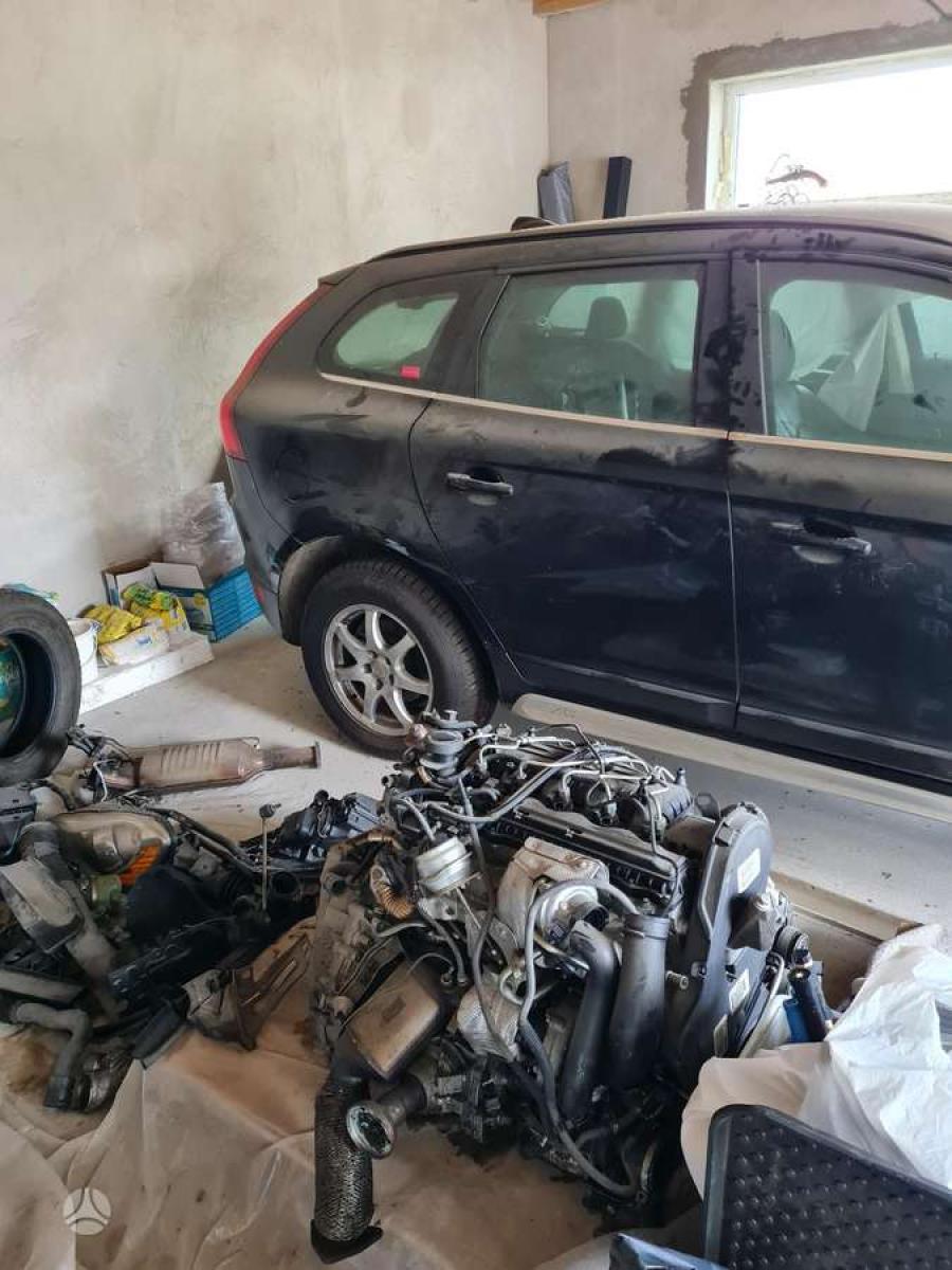 Black Volvo XC60 2011 in Panevezys, with an engine capacity of 2.40 L and mileage of 45 thousand km for 2500 €, photo 6 on AUTOMOTO.COM.LV