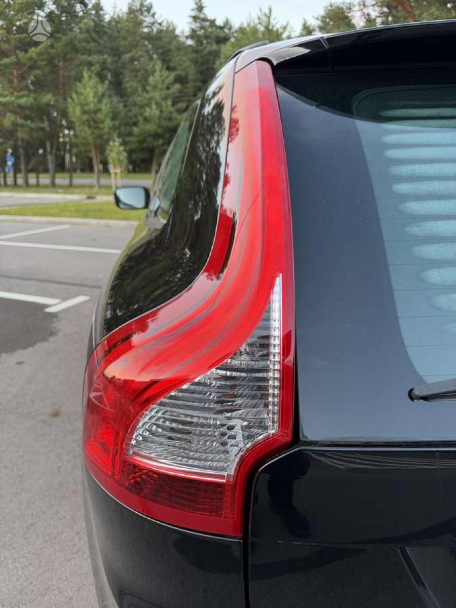 Black Volvo XC60 2011 in Utena, with an engine capacity of 1.98 L and mileage of 348 thousand km for 7750 €, photo 18 on AUTOMOTO.COM.LV