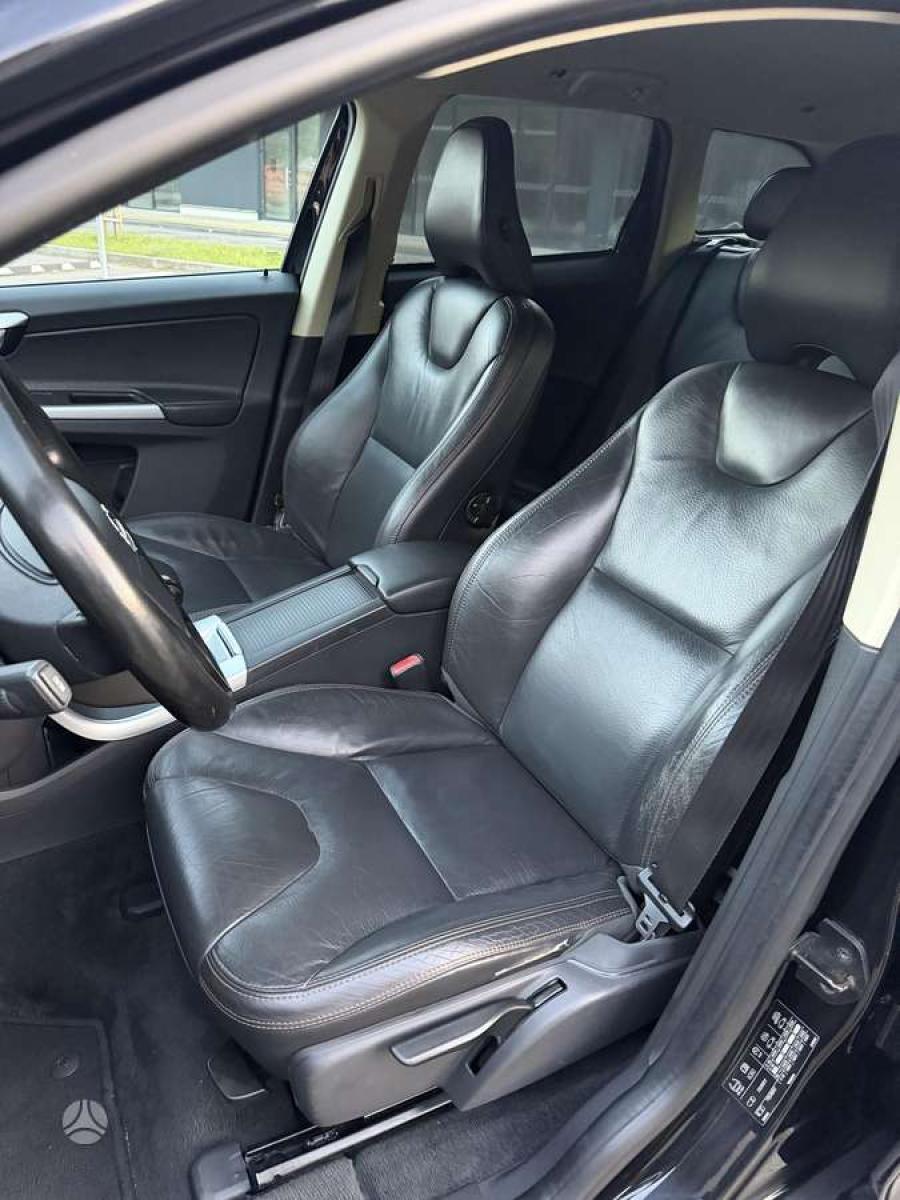 Black Volvo XC60 2011 in Utena, with an engine capacity of 1.98 L and mileage of 348 thousand km for 7750 €, photo 26 on AUTOMOTO.COM.LV