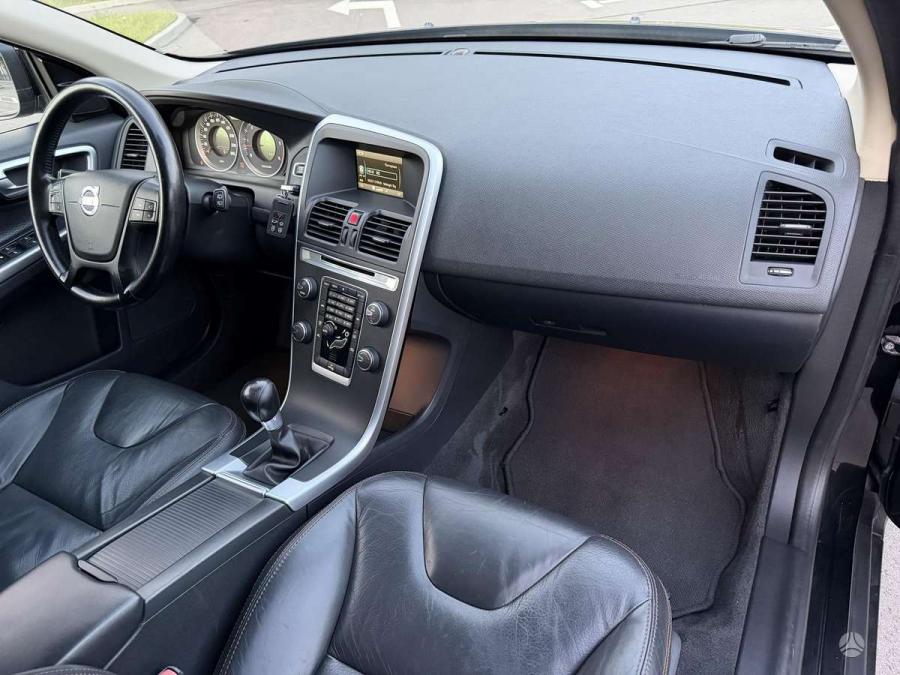 Black Volvo XC60 2011 in Utena, with an engine capacity of 1.98 L and mileage of 348 thousand km for 7750 €, photo 28 on AUTOMOTO.COM.LV