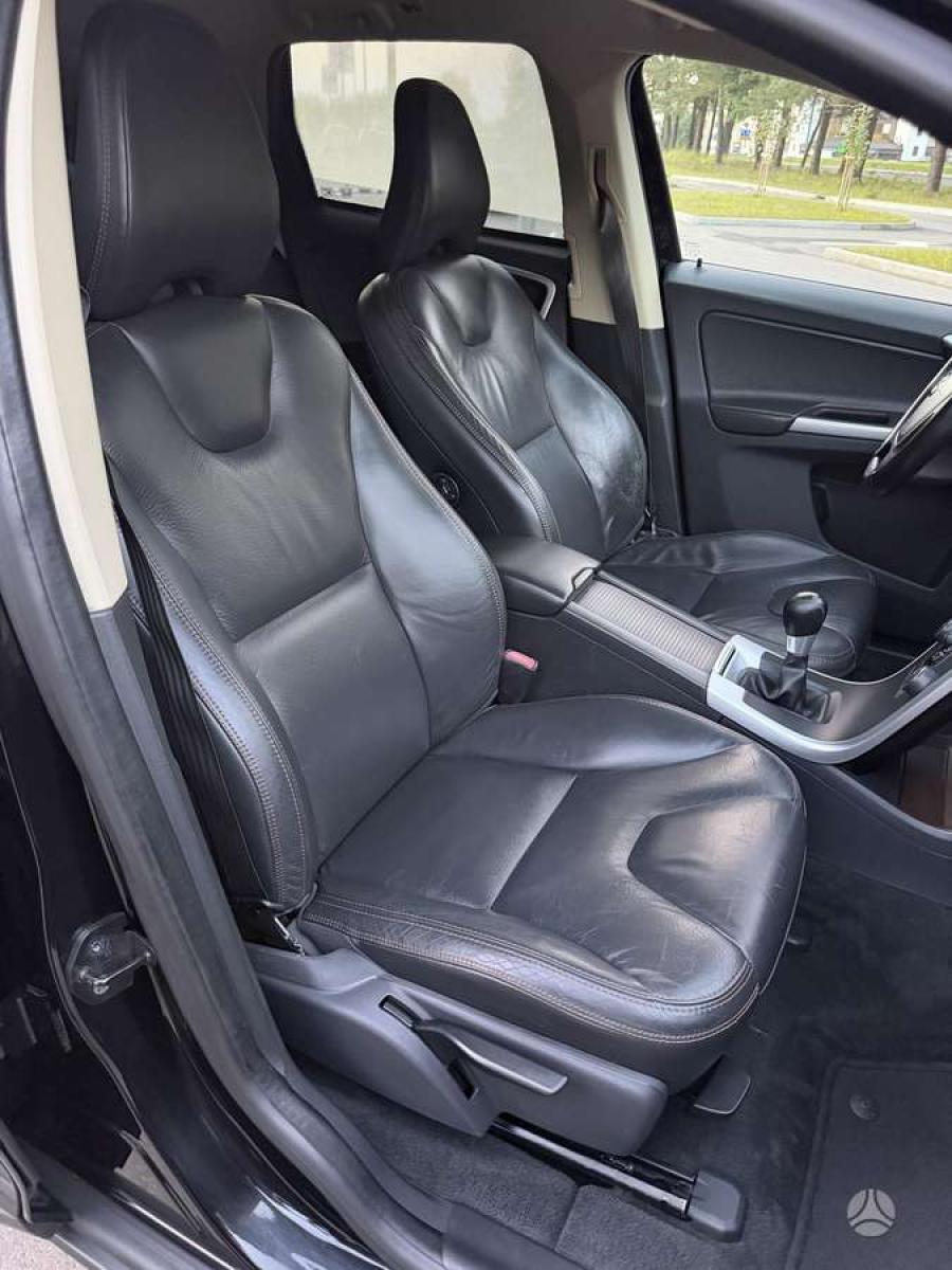 Black Volvo XC60 2011 in Utena, with an engine capacity of 1.98 L and mileage of 348 thousand km for 7750 €, photo 30 on AUTOMOTO.COM.LV