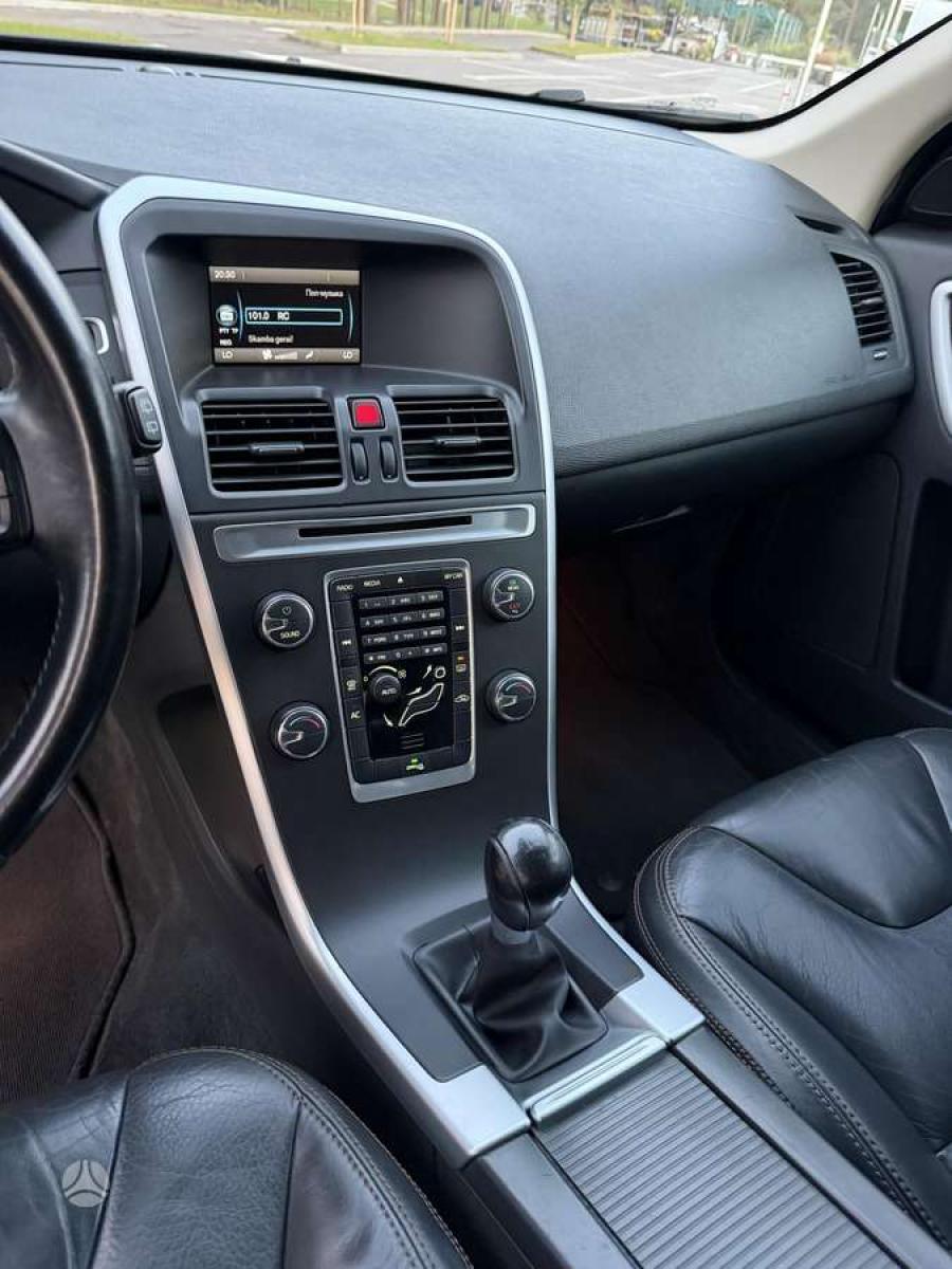 Black Volvo XC60 2011 in Utena, with an engine capacity of 1.98 L and mileage of 348 thousand km for 7750 €, photo 37 on AUTOMOTO.COM.LV