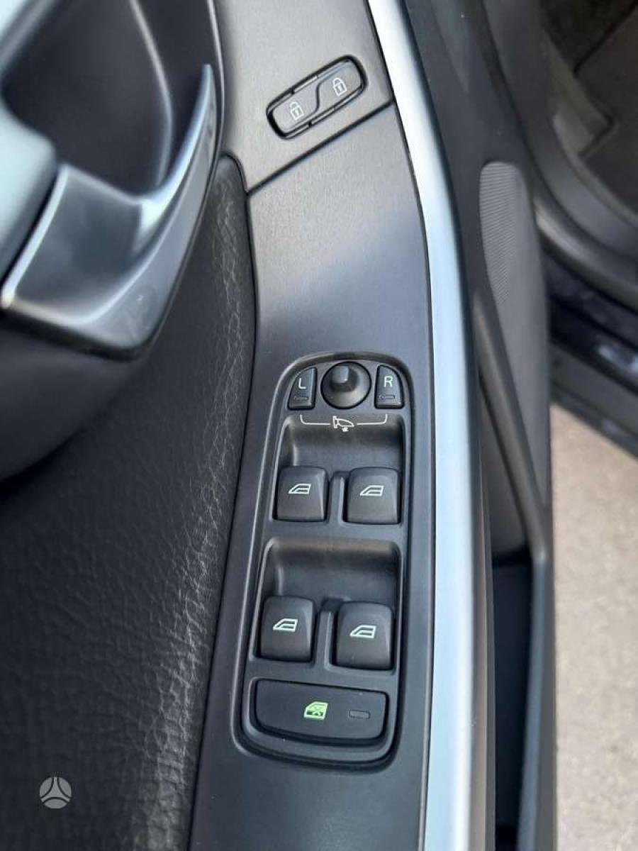 Black Volvo XC60 2011 in Utena, with an engine capacity of 1.98 L and mileage of 348 thousand km for 7750 €, photo 39 on AUTOMOTO.COM.LV