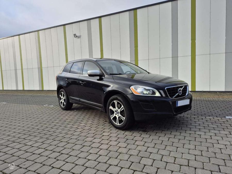 Black Volvo XC60 2011 in Raseiniai, with an engine capacity of 2.40 L and mileage of 245 thousand km for 7999 €, photo 3 on AUTOMOTO.COM.LV