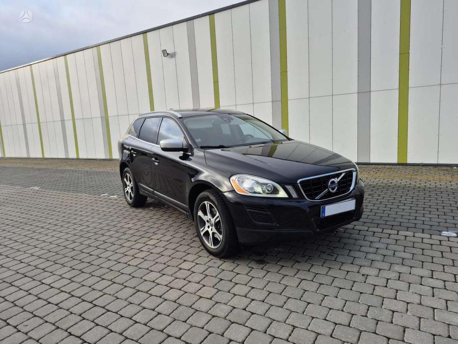 Black Volvo XC60 2011 in Raseiniai, with an engine capacity of 2.40 L and mileage of 245 thousand km for 7999 €, photo 4 on AUTOMOTO.COM.LV